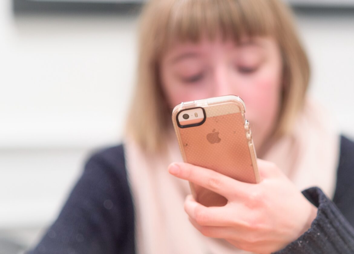 When is the Right Time to Buy a Cell Phone for Your Teen - 2024 Guide ...