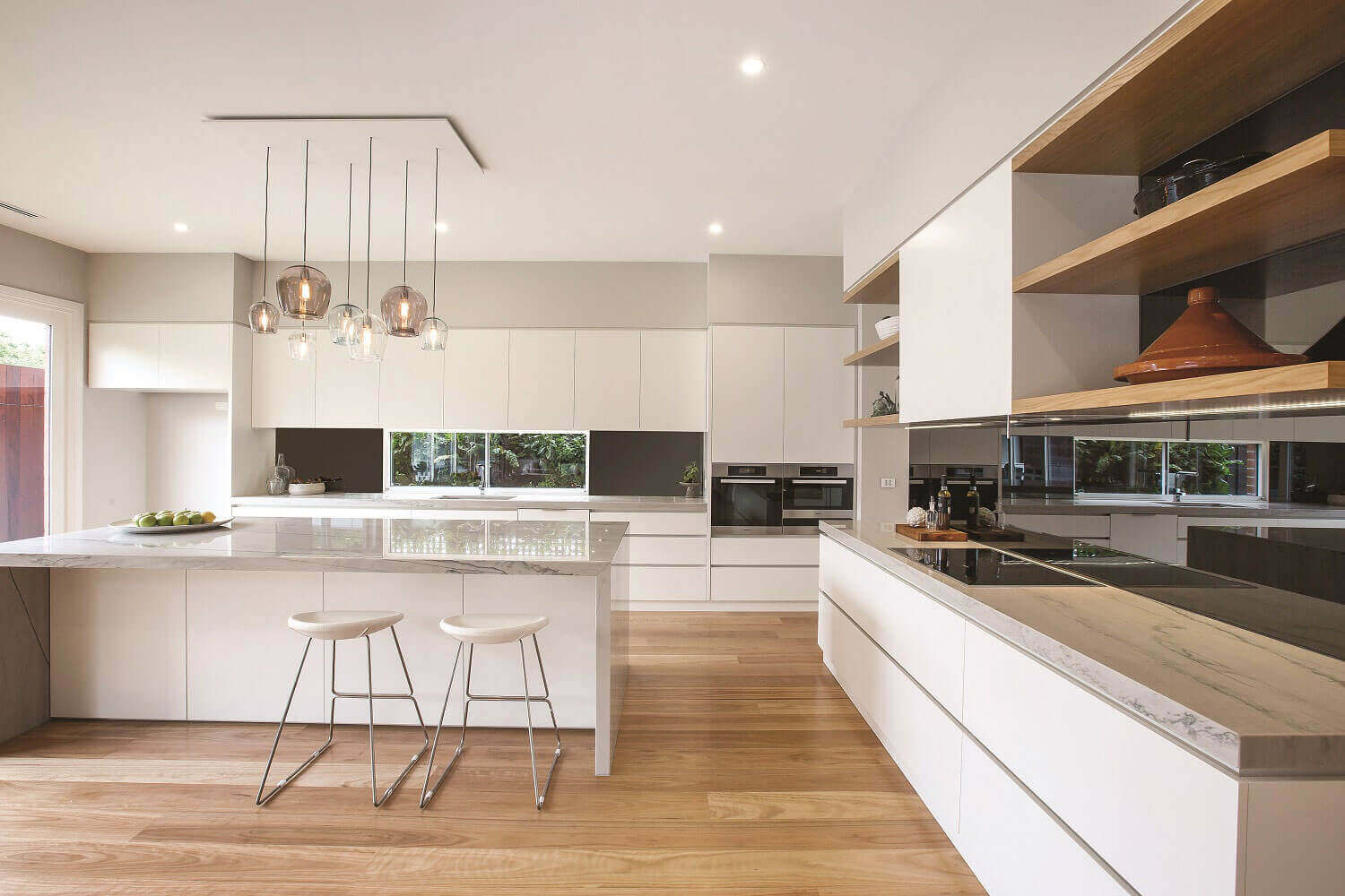 Easy Cleaning Tips for Maintaining Shiny Glass Splashbacks - InSerbia News